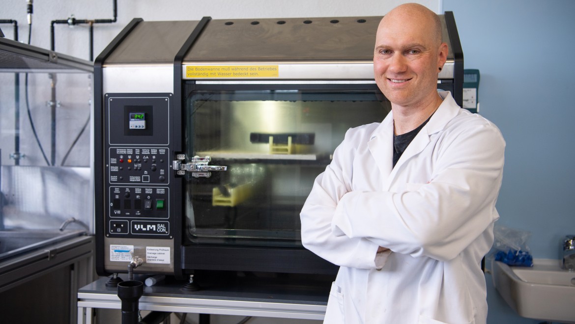 Black matt taps in the endurance test | Geberit Group