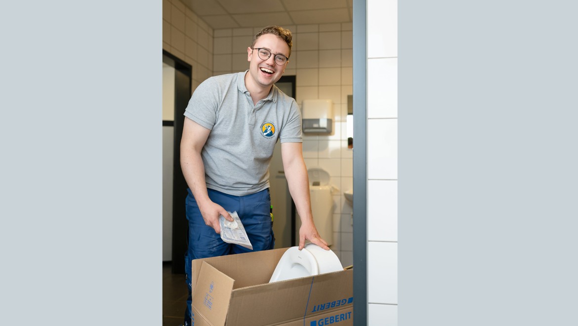 Urinal installation in record time | Geberit Group